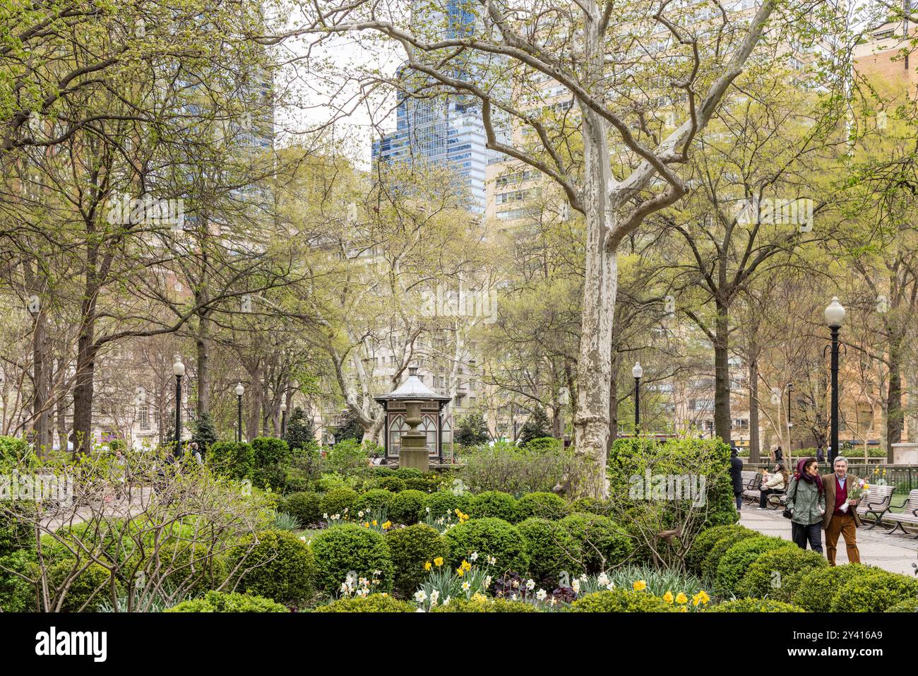 Couple with flowers in Rittenhouse Square Park in springtime ...