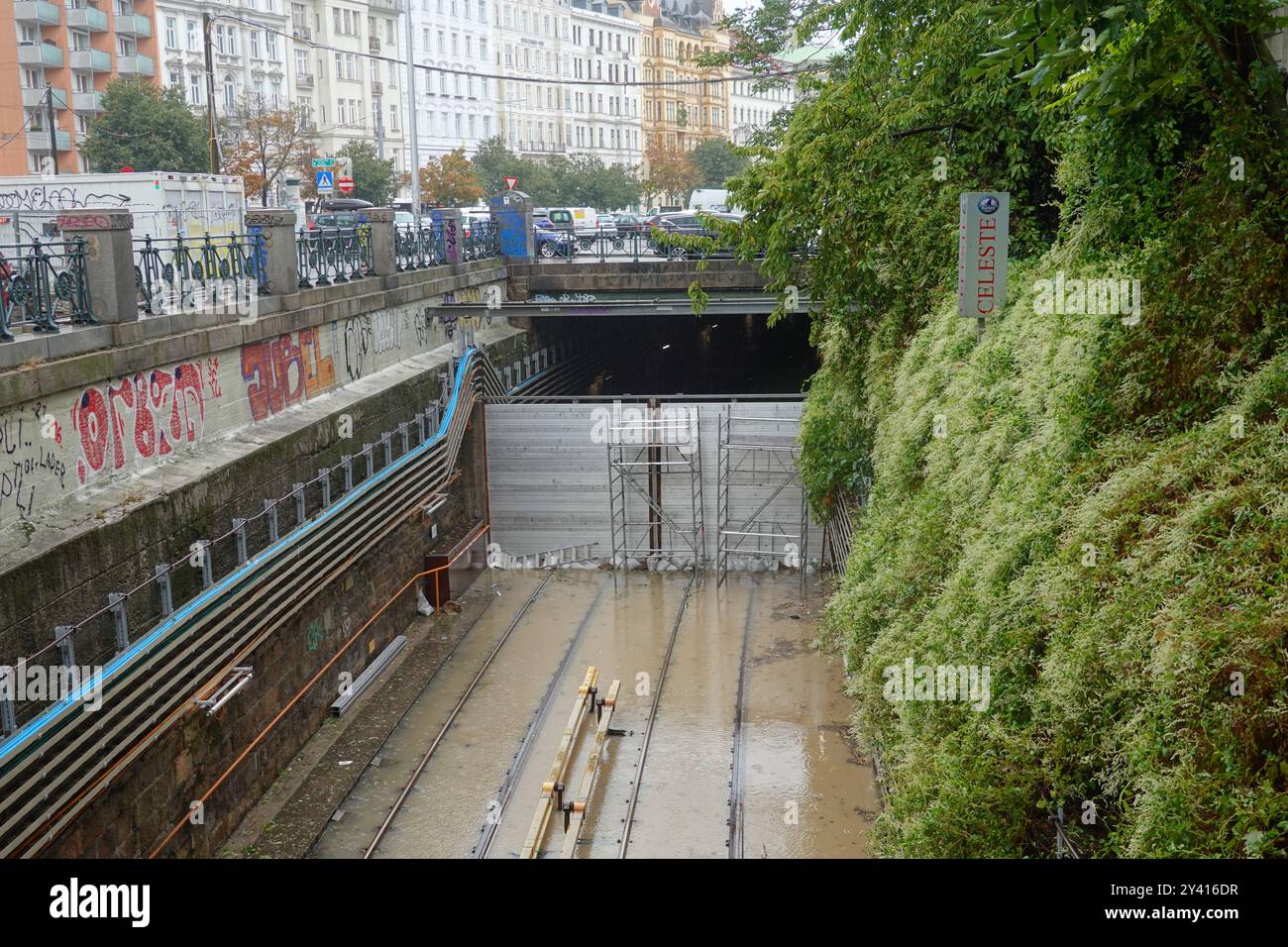 Wien, Flutsperre der U-Bahn U4 bei der Brückengasse am Wienfluss ...