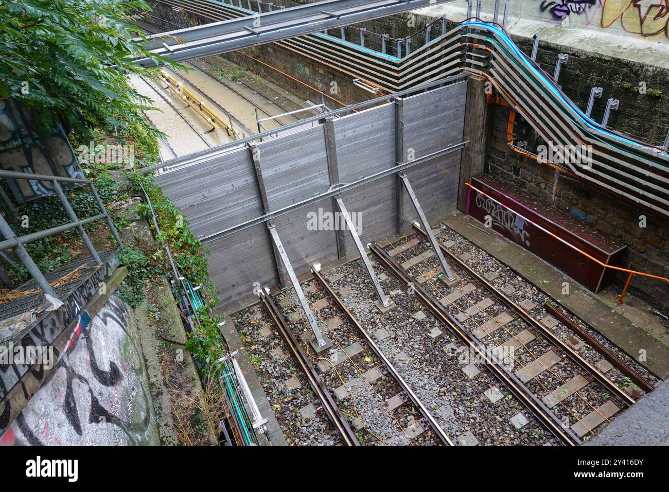 Wien, Flutsperre der U-Bahn U4 bei der Brückengasse am Wienfluss ...