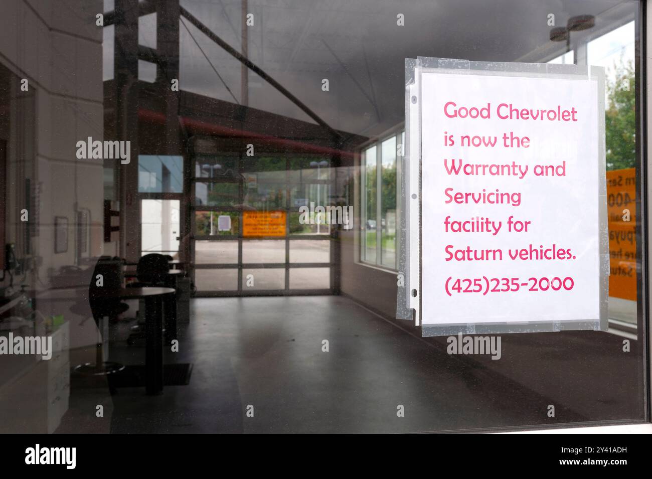 Sign posted on a closed Saturn car dealership Stock Photo - Alamy