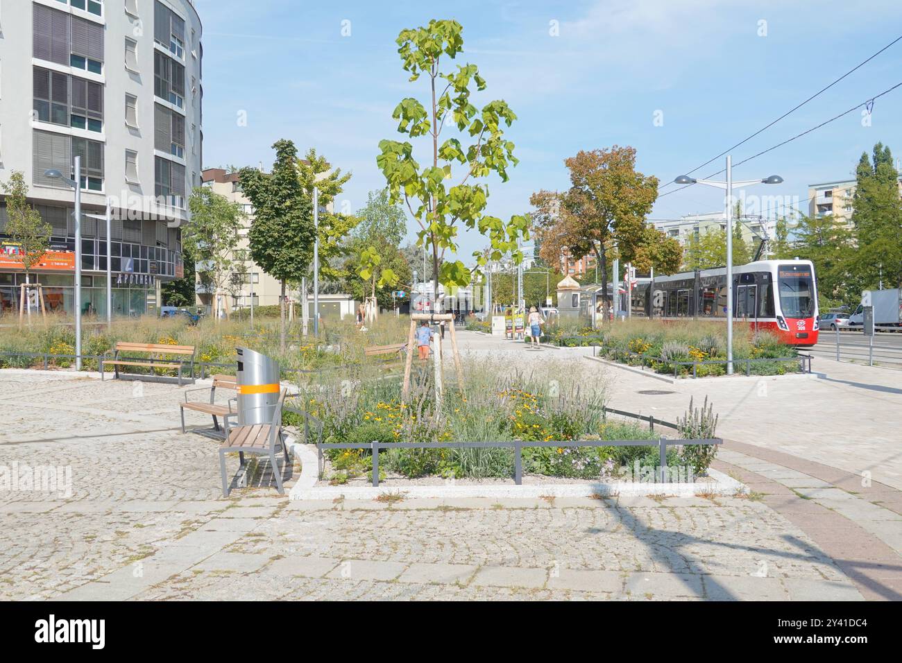 Wien Simmering, Klimafitter Platz // Vienna, Public Space, Greenery ...