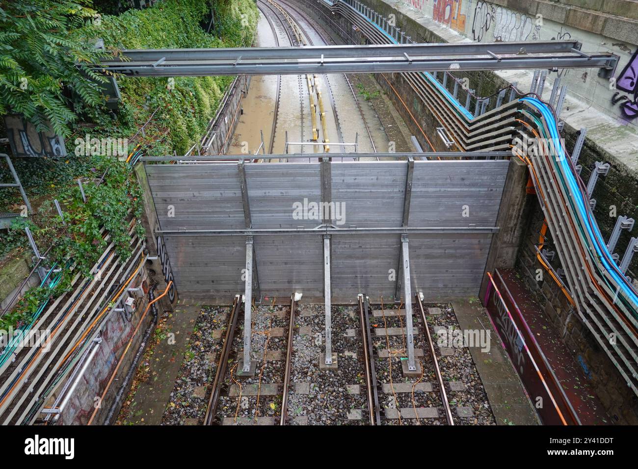 Wien, Flutsperre der U-Bahn U4 bei der Brückengasse am Wienfluss ...