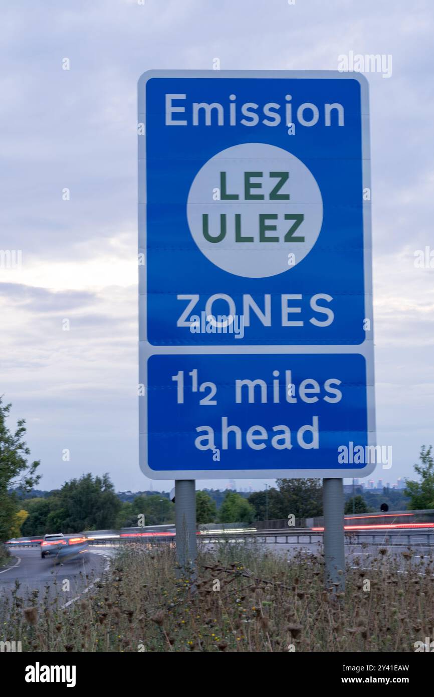London emission zones boundary warning sign hi-res stock photography ...