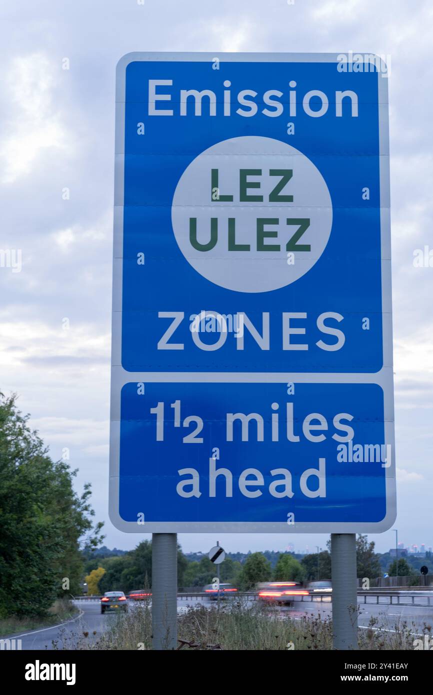 LEZ and ULEZ traffic sign warning drivers of entering Low Emission zone ...