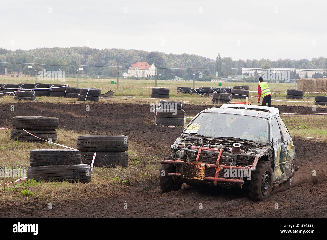Banger racing in Pruszcz Gdanski Poland - Moto Show, wyścigi złomów ...