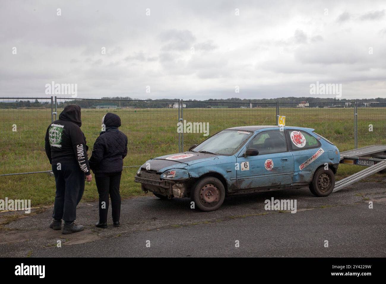 Banger racing in Pruszcz Gdanski Poland - Moto Show, wyścigi złomów ...