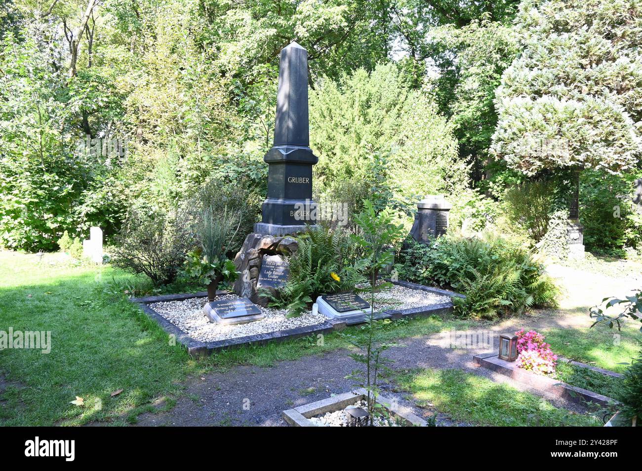 Grab des Moderator Alfred Biolek 1934 - 2021 und des Photokina Mitbegründers Leo Fritz Gruber ...