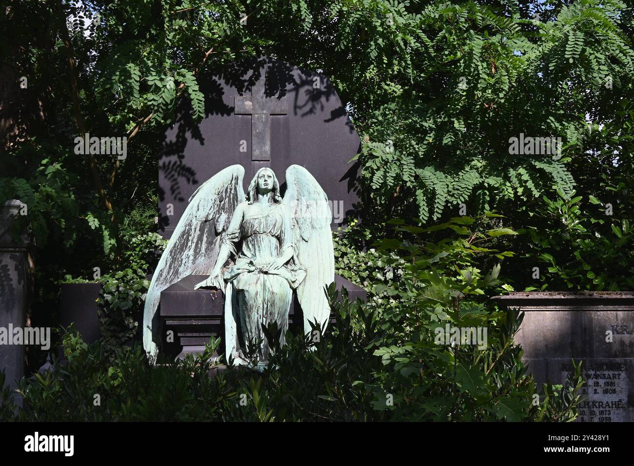 Engel und Kreuz als Figuren auf einem Grab auf dem Kölner Prominentenfriedhof Melaten *** Angel ...