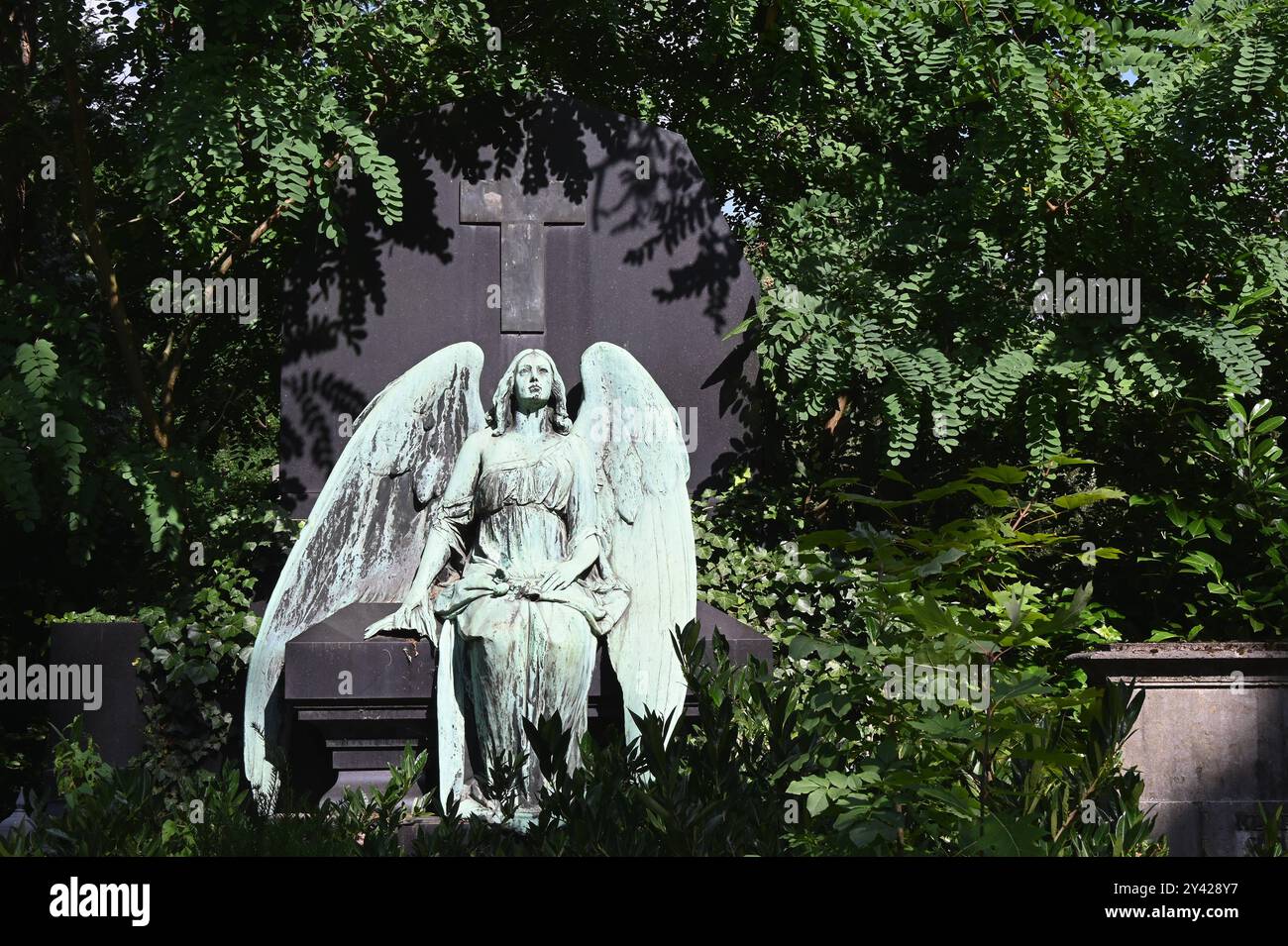 Engel und Kreuz als Figuren auf einem Grab auf dem Kölner Prominentenfriedhof Melaten *** Angel ...