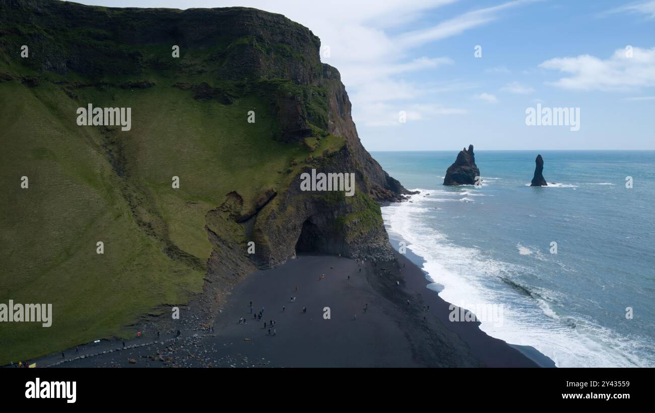 Black sand beach, Reinisfjara, Iceland Stock Photo - Alamy