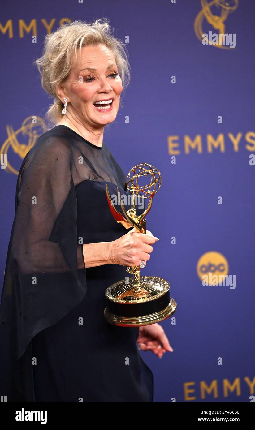 Los Angeles, United States. 15th Sep, 2024. Jean Smart holds the Emmy ...