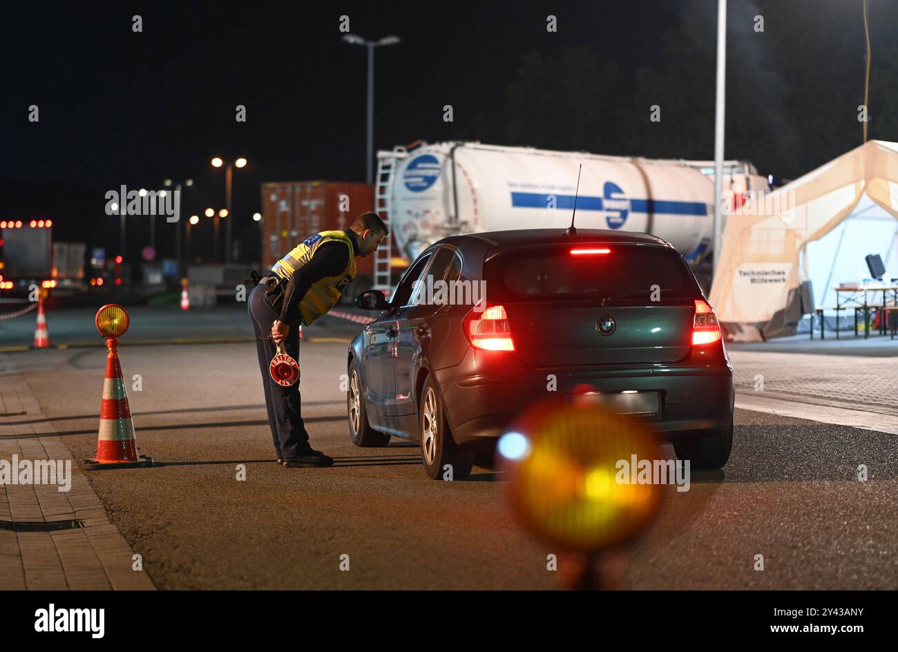Bad Bentheim, Germany. 16th Sep, 2024. The federal police check a car ...