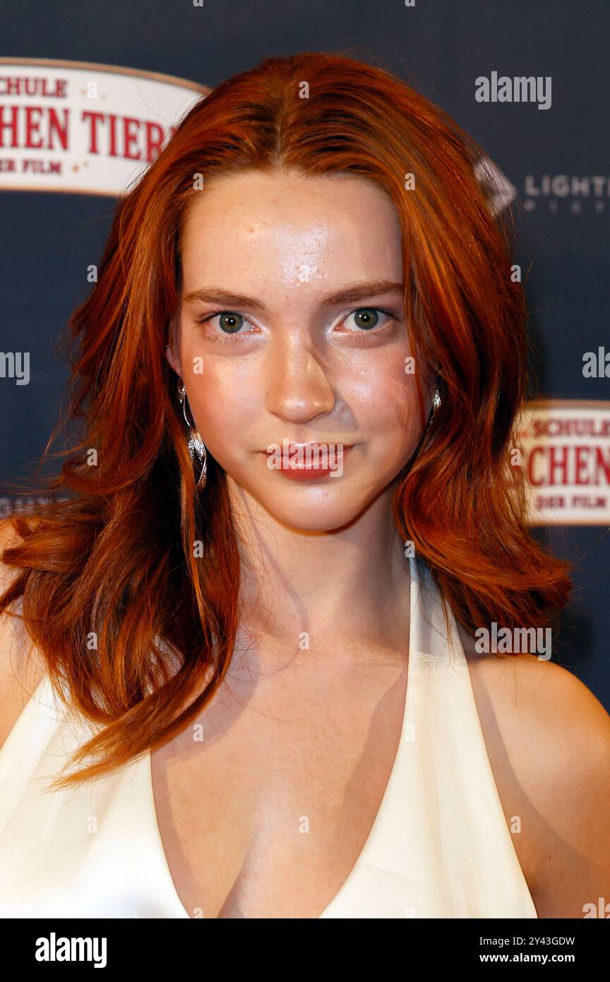 Emilia Maier bei der Premiere des Kinofilms Die Schule der magischen Tiere 3 in der Lichtburg ...