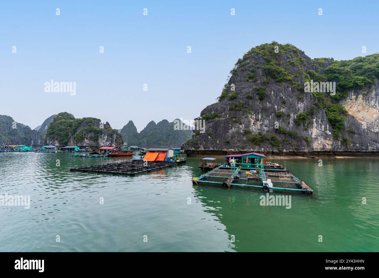 Cai Beo floating village in Lan Ha Bay, Vietnam Stock Photo - Alamy