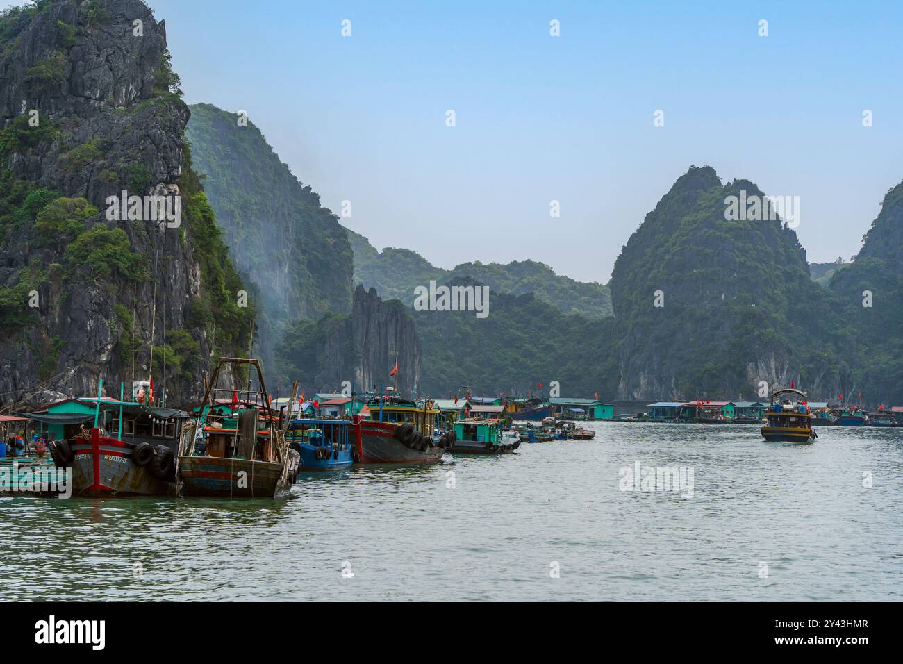 Cai Beo floating village in Lan Ha Bay, Vietnam Stock Photo - Alamy