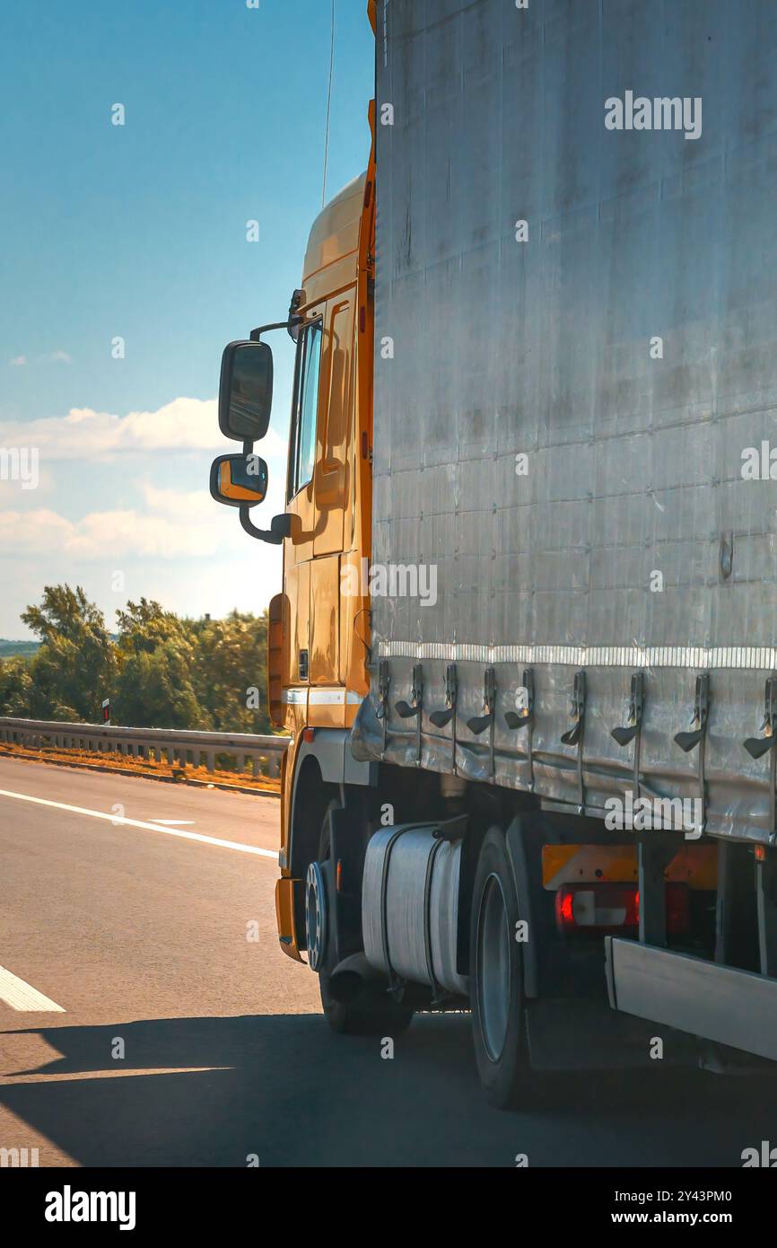 Yellow commercial vehicle hi-res stock photography and images - Alamy