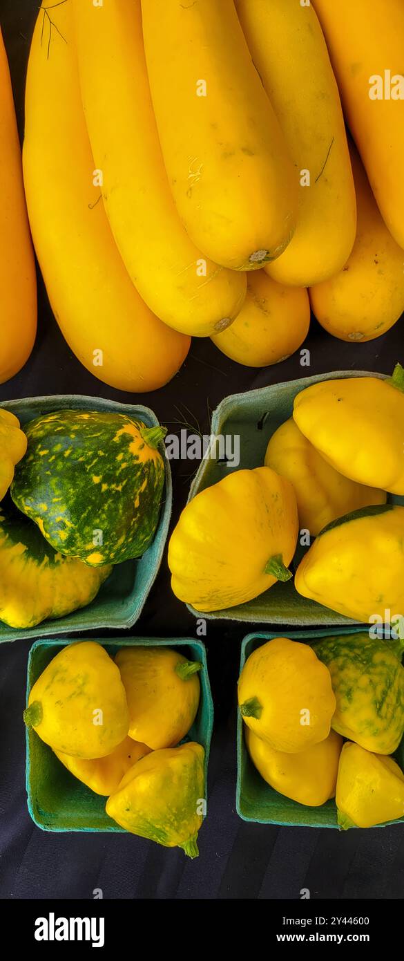 Yellow and pattypan squash in green cartons at a market stall Stock ...
