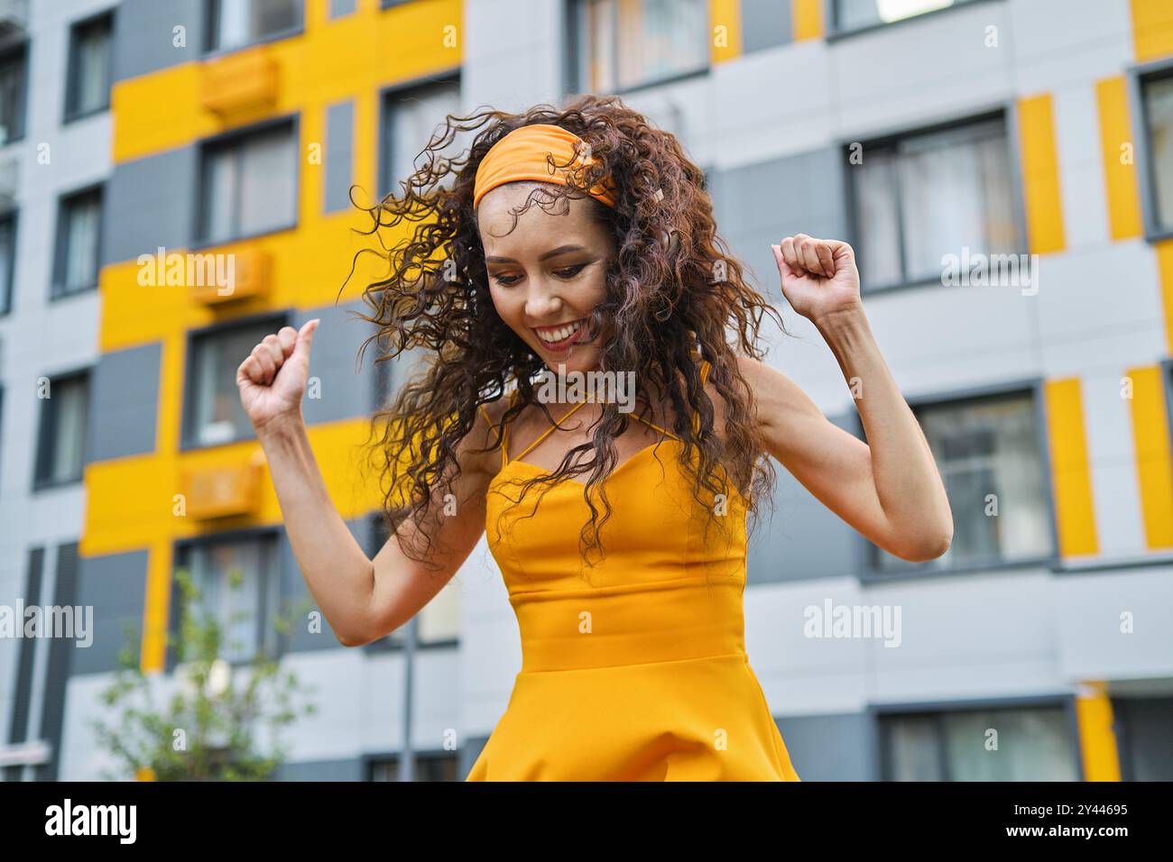 Girl in yellow dress dancing hi-res stock photography and images - Alamy