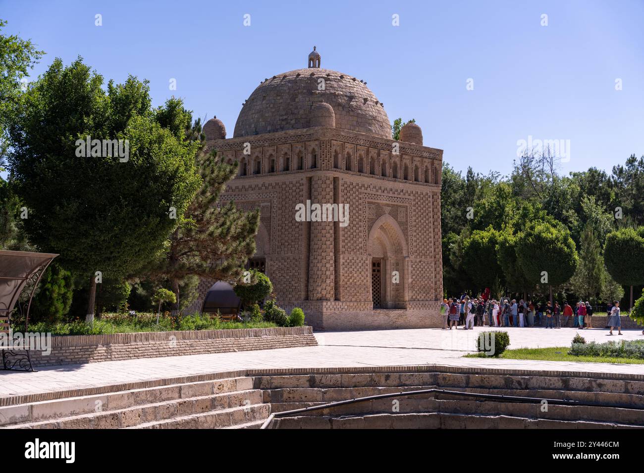 People standing outside a building hi-res stock photography and images ...