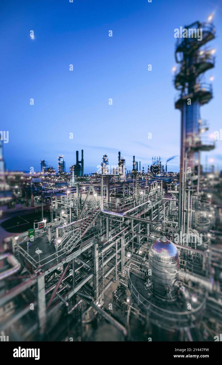 Oil refinery in Northern California Stock Photo - Alamy