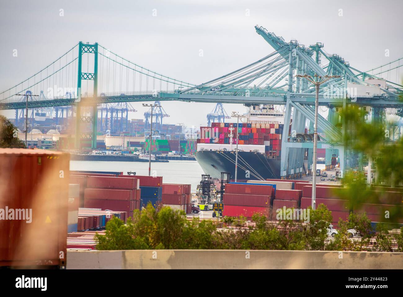 View on ships and shipping containers in port at Long Beach Harbor Stock Photo - Alamy