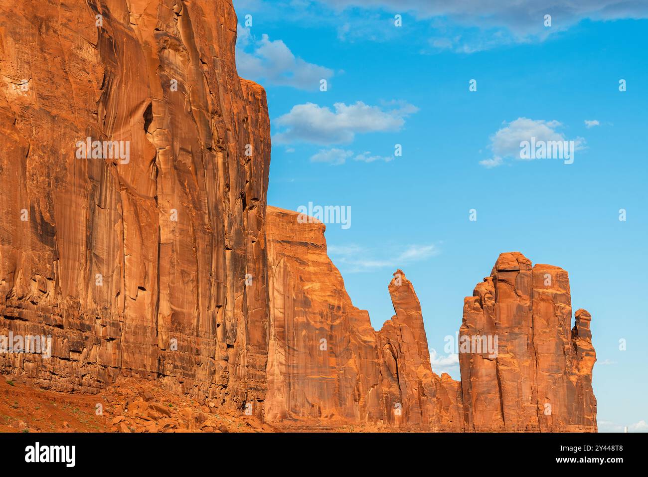Red sandstone cliffs and spires rise in Monument Valley Stock Photo - Alamy