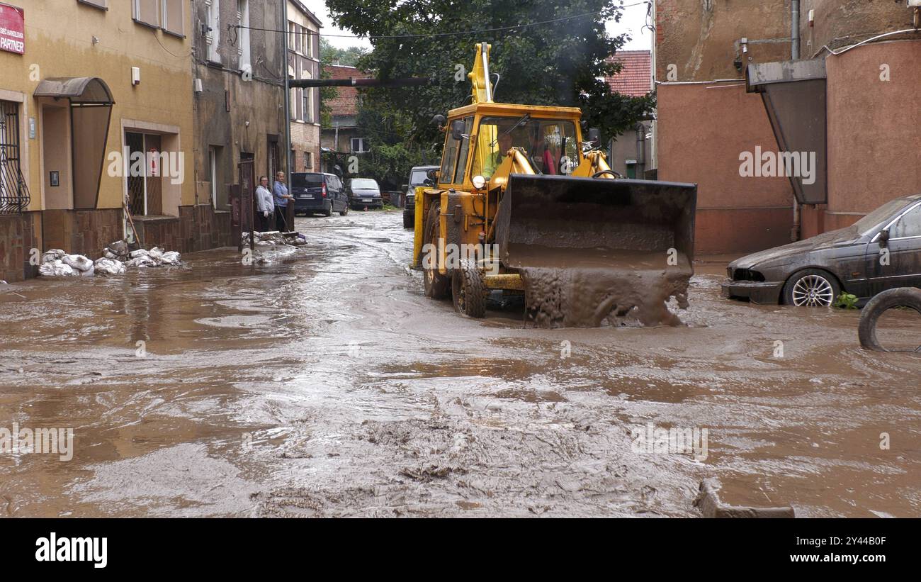 Nach den extremen Regenfällen sinken in einigen Regionen die Pegel der ...