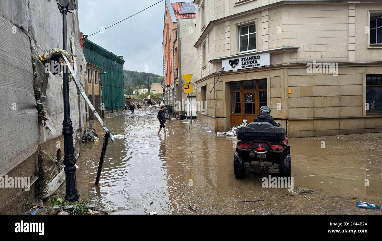 Nach den extremen Regenfällen sinken in einigen Regionen die Pegel der ...