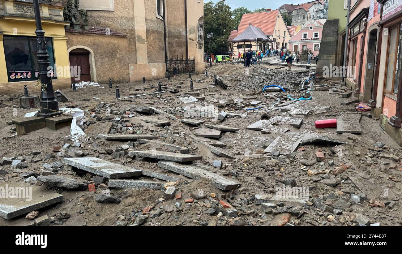 Nach den extremen Regenfällen sinken in einigen Regionen die Pegel der ...
