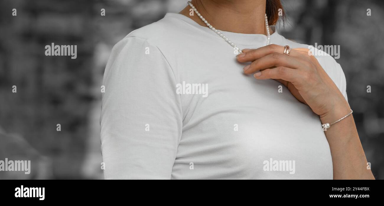 Woman wearing white crop top hi-res stock photography and images - Alamy