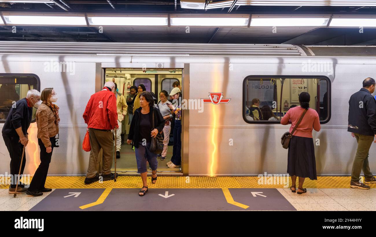 People boarding exiting subway train hi-res stock photography and ...