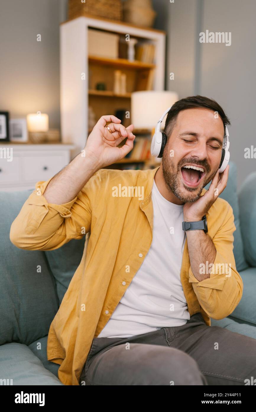 Listen listening relaxing hi-res stock photography and images - Alamy