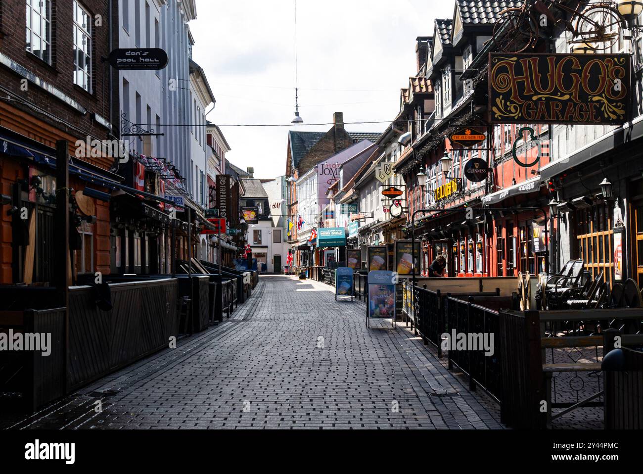 Street has fast food outlet burgers and kebabs hi-res stock photography ...