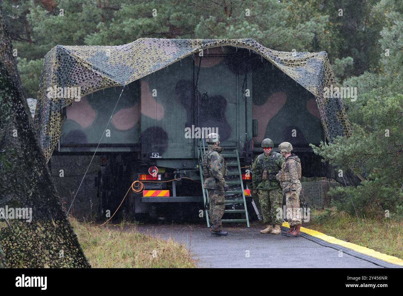 16 September 2024, Bavaria, Kümmersbruck: Soldiers stand in front of ...