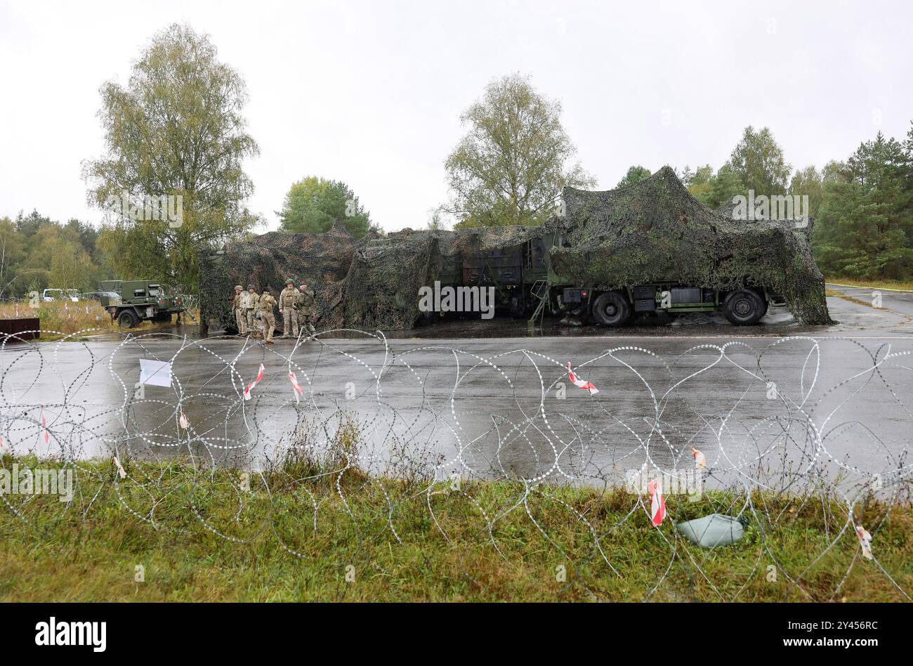16 September 2024, Bavaria, Kümmersbruck: Soldiers stand in front of ...