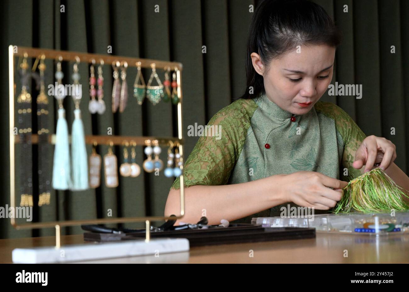 (240916) -- LUOYANG, Sept. 16, 2024 (Xinhua) -- Chu Mengdan makes bead ...