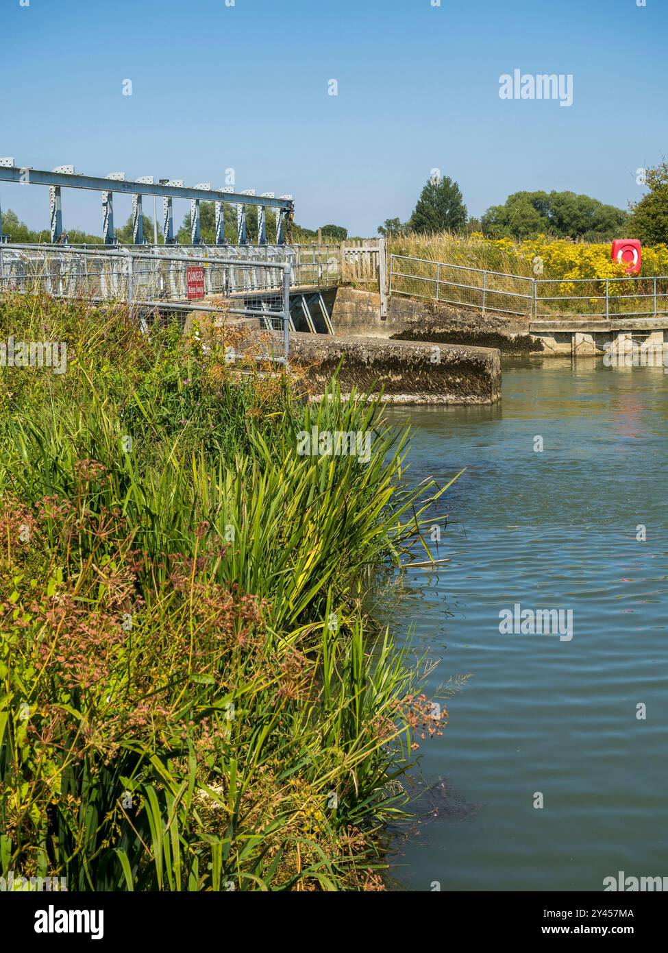 Weir, Kings Lock & Weir, River Thames, Wytham, Oxfordshire, England, UK ...