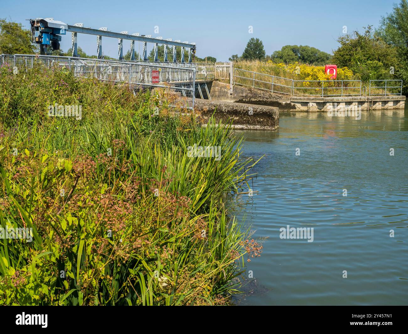 Kings Lock & Weir, River Thames, Wytham, Oxfordshire, England, UK, GB ...
