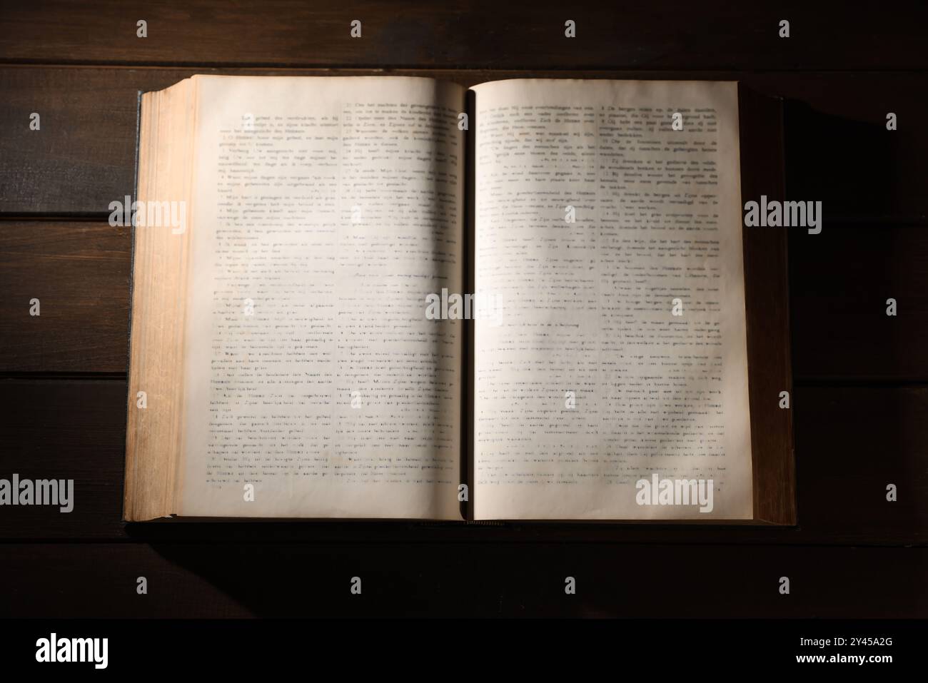 Crucifix top open bible hi-res stock photography and images - Alamy