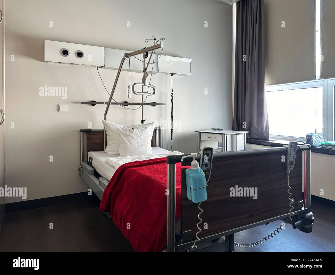 Modern interior of hospital ward with bed Stock Photo - Alamy