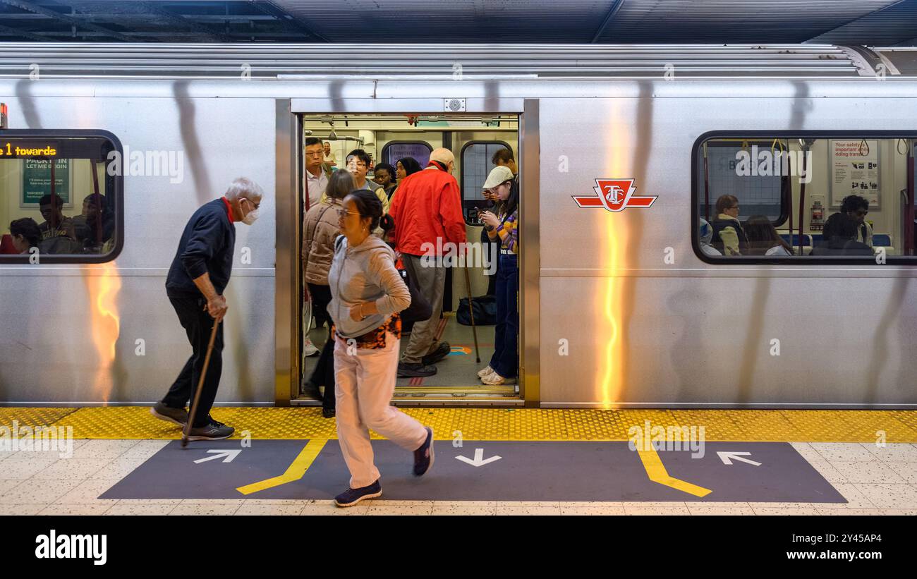 People boarding and exiting a subway train at Yonge-Bloor Station Stock ...