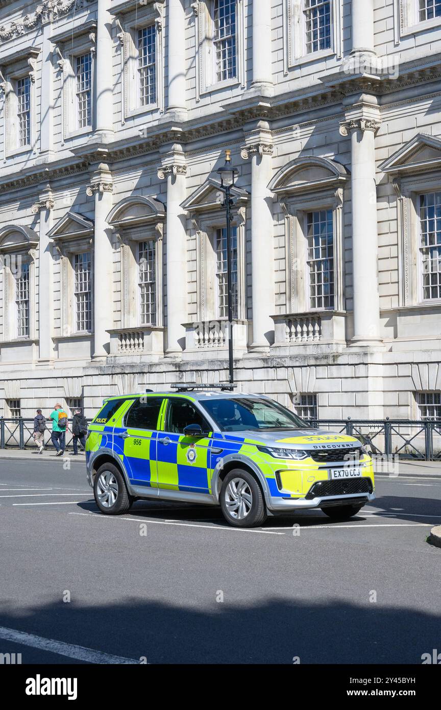 Car land rover hi-res stock photography and images - Alamy