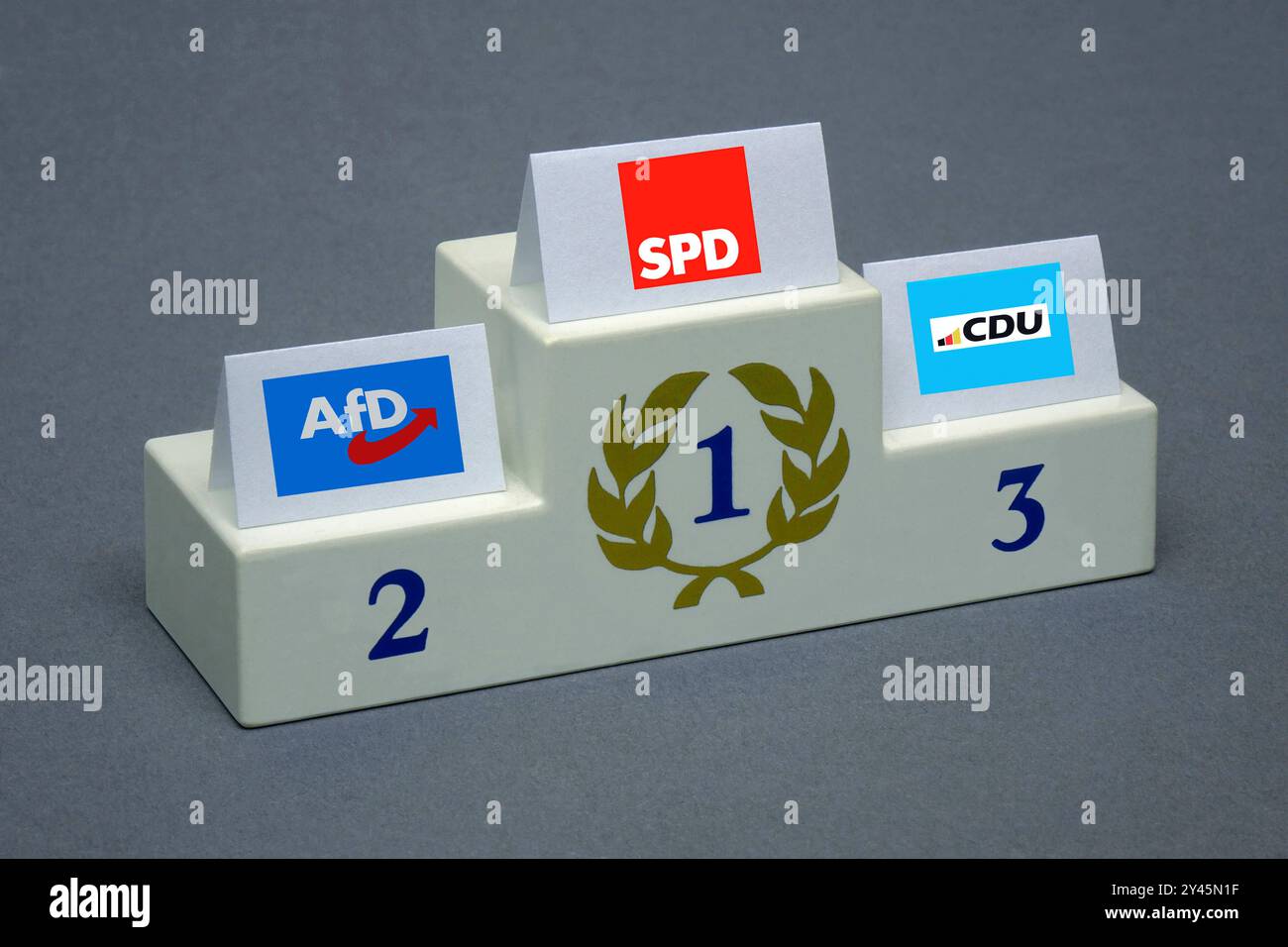 Siegertreppchen mit AfD, SPD und CDU Siegertreppchen mit AfD, SPD und ...