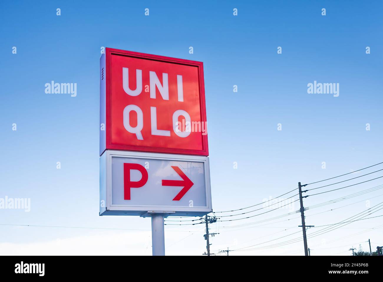 Uniqlo building sign hi-res stock photography and images - Alamy