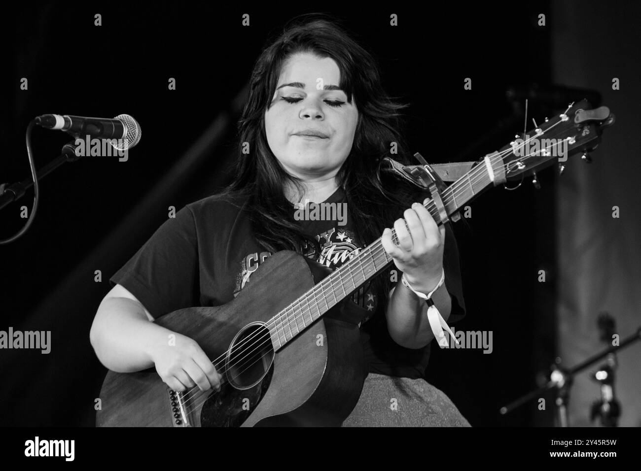 Samantha on stage at the Black and White Stock Photos & Images - Alamy
