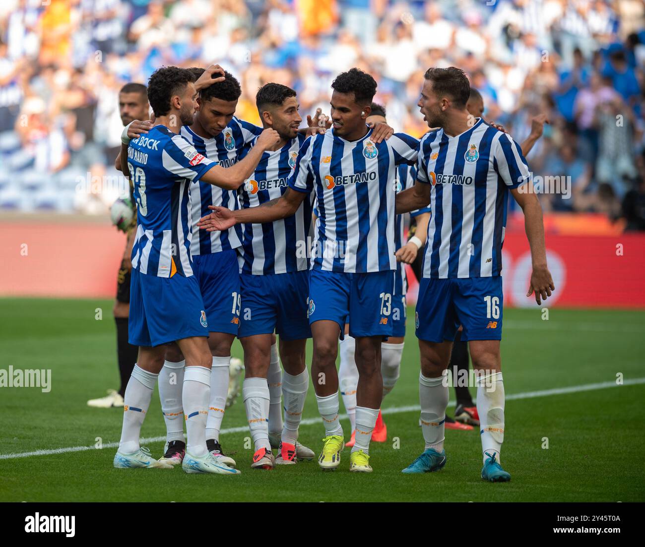 Galeno goal celebration with the rest of the team during the game ...