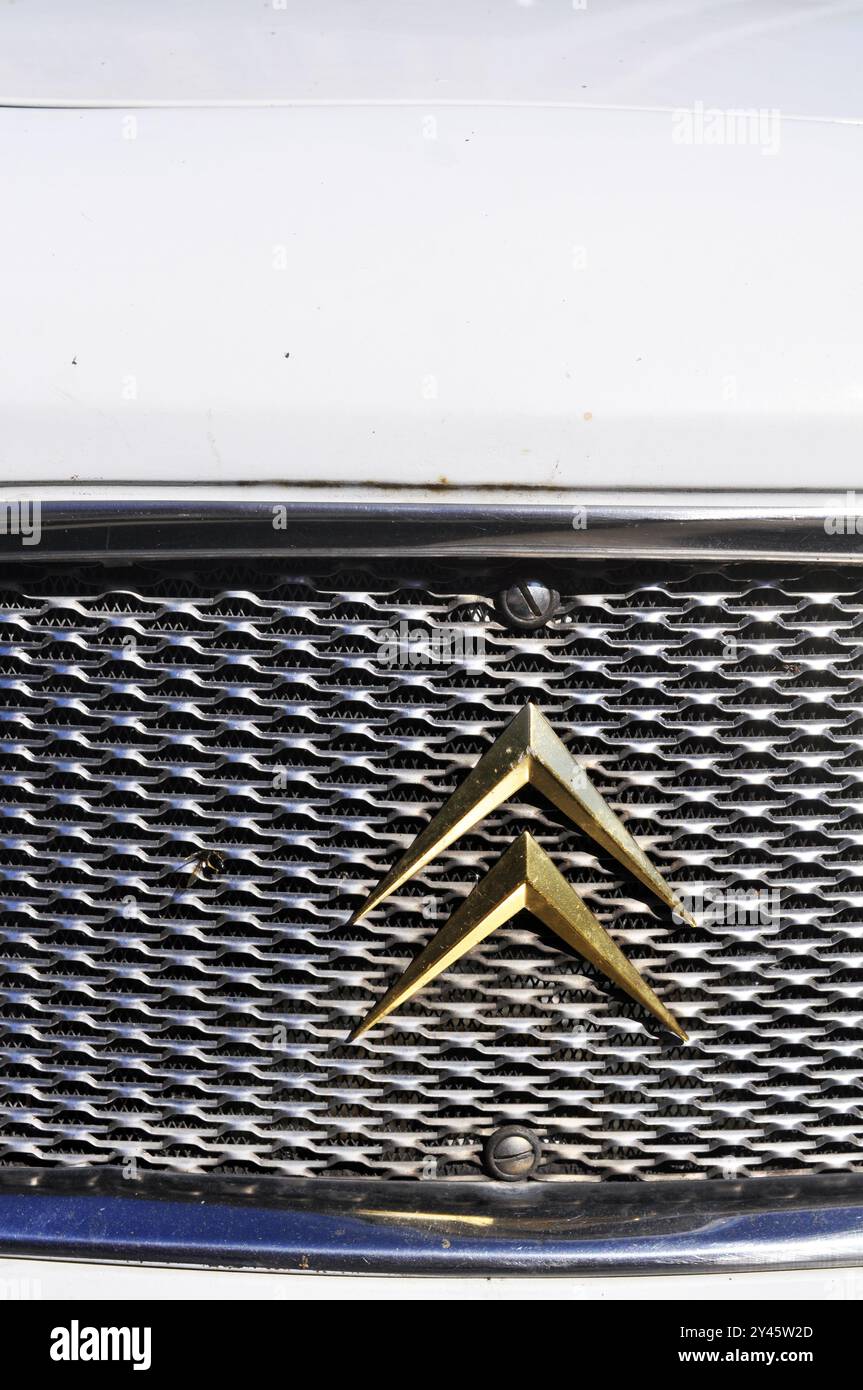 Citroen car badge hi-res stock photography and images - Alamy