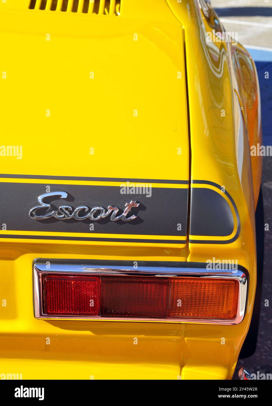 Yellow ford escort hi-res stock photography and images - Alamy