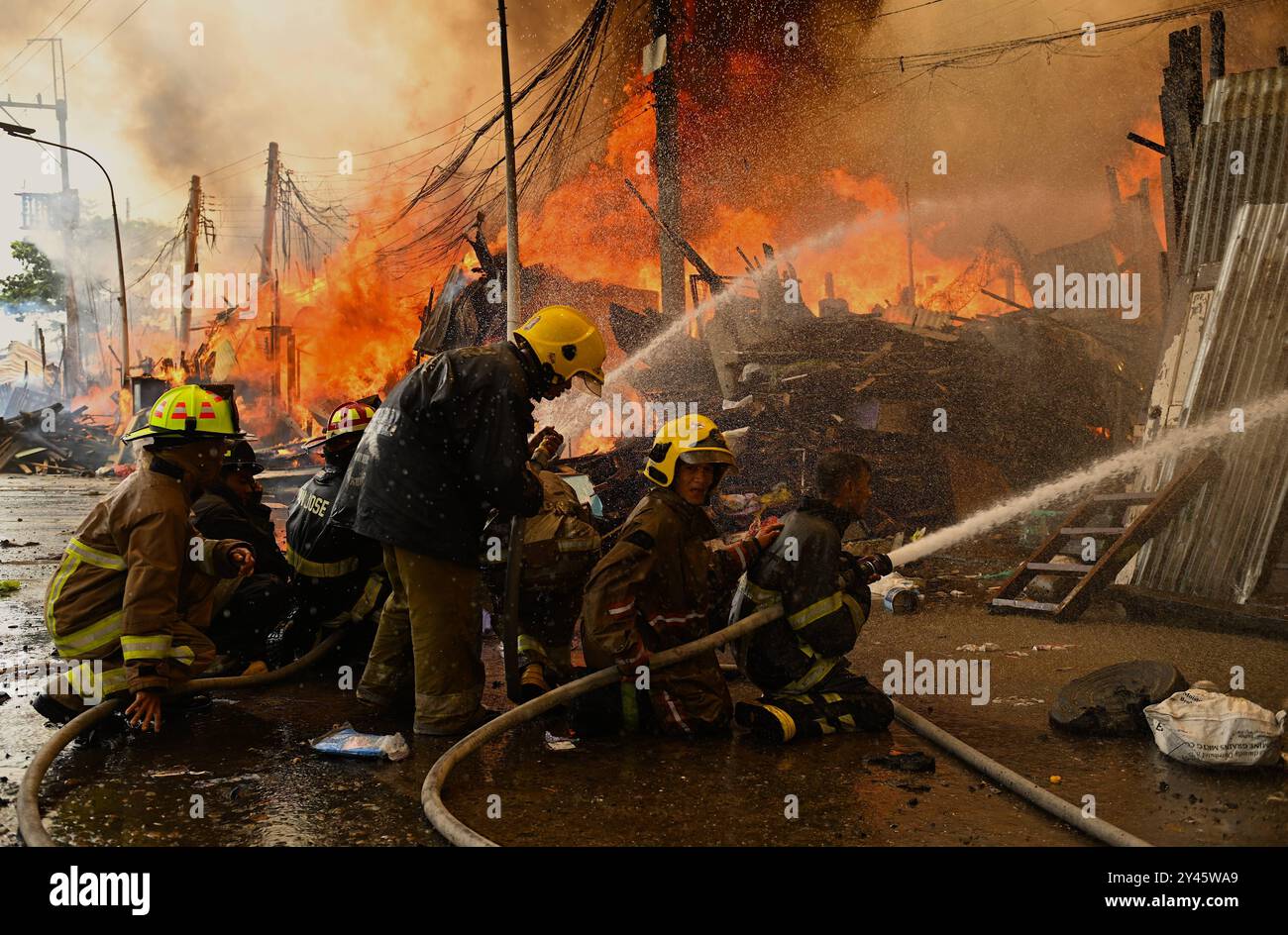 Fire in informal settlement in Manila, Philippines Fire fighters ...