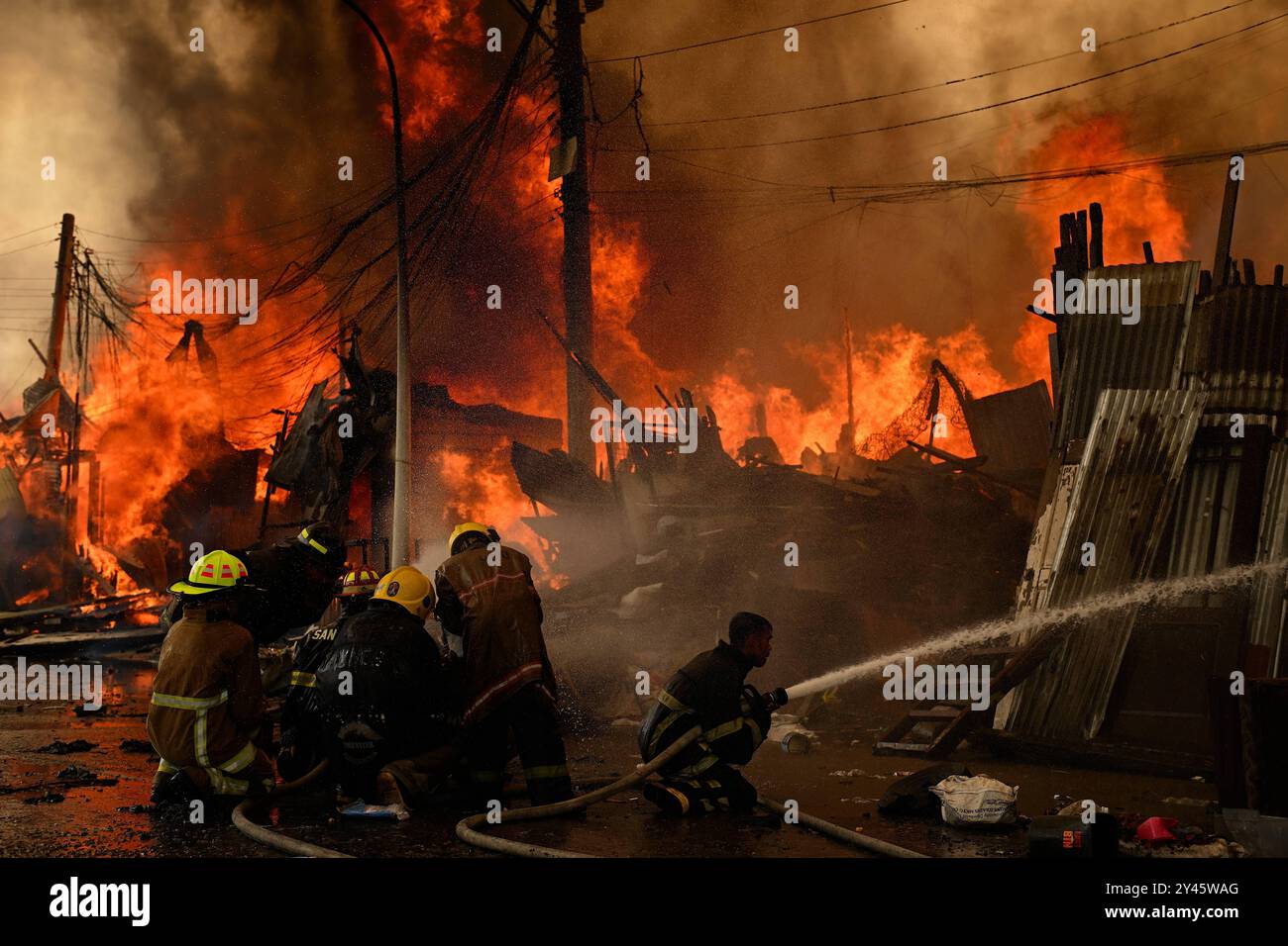Fire in informal settlement in Manila, Philippines Fire fighters ...